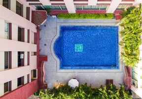 Piscina exterior sazonal, da(s) 07:00 à(s) 19:00, guarda-sóis 