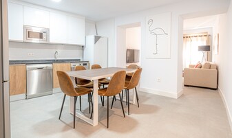 Apartamento luxo, 2 quartos | Cozinha privada | Geladeira grande, micro-ondas, cooktop, lava-louças