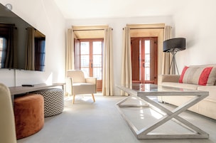 Apartamento luxo, 2 quartos | Área de estar | TV de tela plana