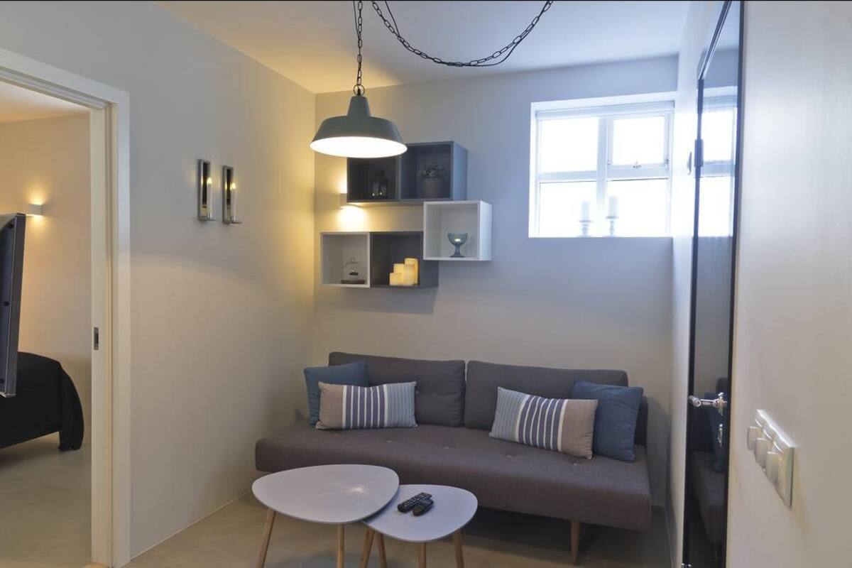 Two-Bedroom Basement Apartment - Bókhlöðustígur 6A | Cortinas/cortinados opacos, ferro/tábua de engomar, Wi-fi grátis