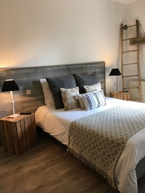 Quarto Duplo (1) | Minibar, com decoração personalizada, secretária 