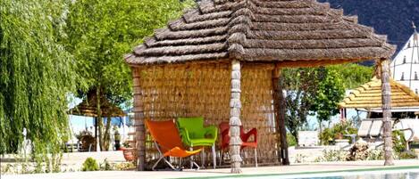 2 piscinas exteriores, guarda-sóis, espreguiçadeiras