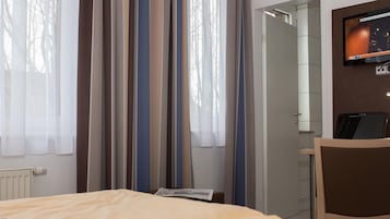 Quarto casal standard, 1 cama de casal, para não fumantes | Roupas de cama antialérgicas, cofres nos quartos, escrivaninha