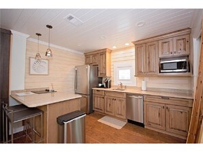 Casa de Campo de Luxo, 1 quarto, cozinha, junto à praia (4) | Cozinha privada | Um frigorífico/congelador grande, um micro-ondas, uma placa de cozinha 