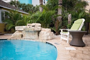 Casa de Campo de Luxo, 1 quarto, cozinha, junto à praia (2) | Piscina com cascata | Piscina exterior, espreguiçadeiras 