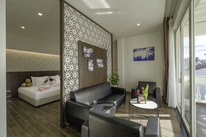 Suíte panorâmica, sacada, vista para a colina | Roupas de cama premium, frigobar (abastecido com alguns itens grátis)