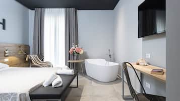 Quarto Duplo Superior | Minibar, com mobília individualizada, secretária