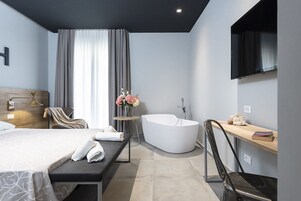 Quarto Duplo Superior | Minibar, com mobília individualizada, secretária 