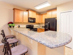 Villa Familiar, junto ao jardim | Cozinha partilhada | Um frigorífico, um micro-ondas, um forno 