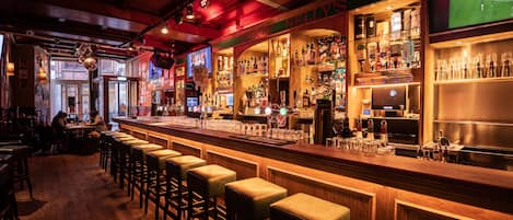 Serve café da manhã, almoço e jantar