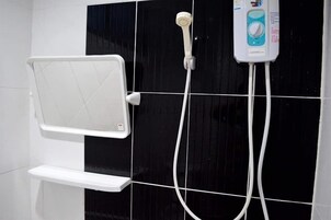 Um polibã, artigos de higiene pessoal grátis, toalhas fornecidas 