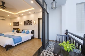 Quarto Triplo Deluxe, 1 quarto, não fumadores, junto à piscina | Minibar, cofre com capacidade para portátil, secretária 