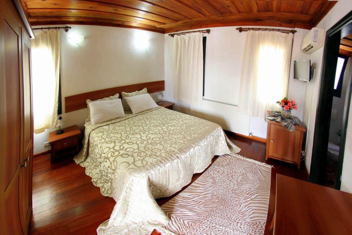 Quarto casal ou duplo superior, 1 cama de casal ou 2 camas de solteiro, vista para a piscina | Wi-Fi de cortesia, roupa de cama