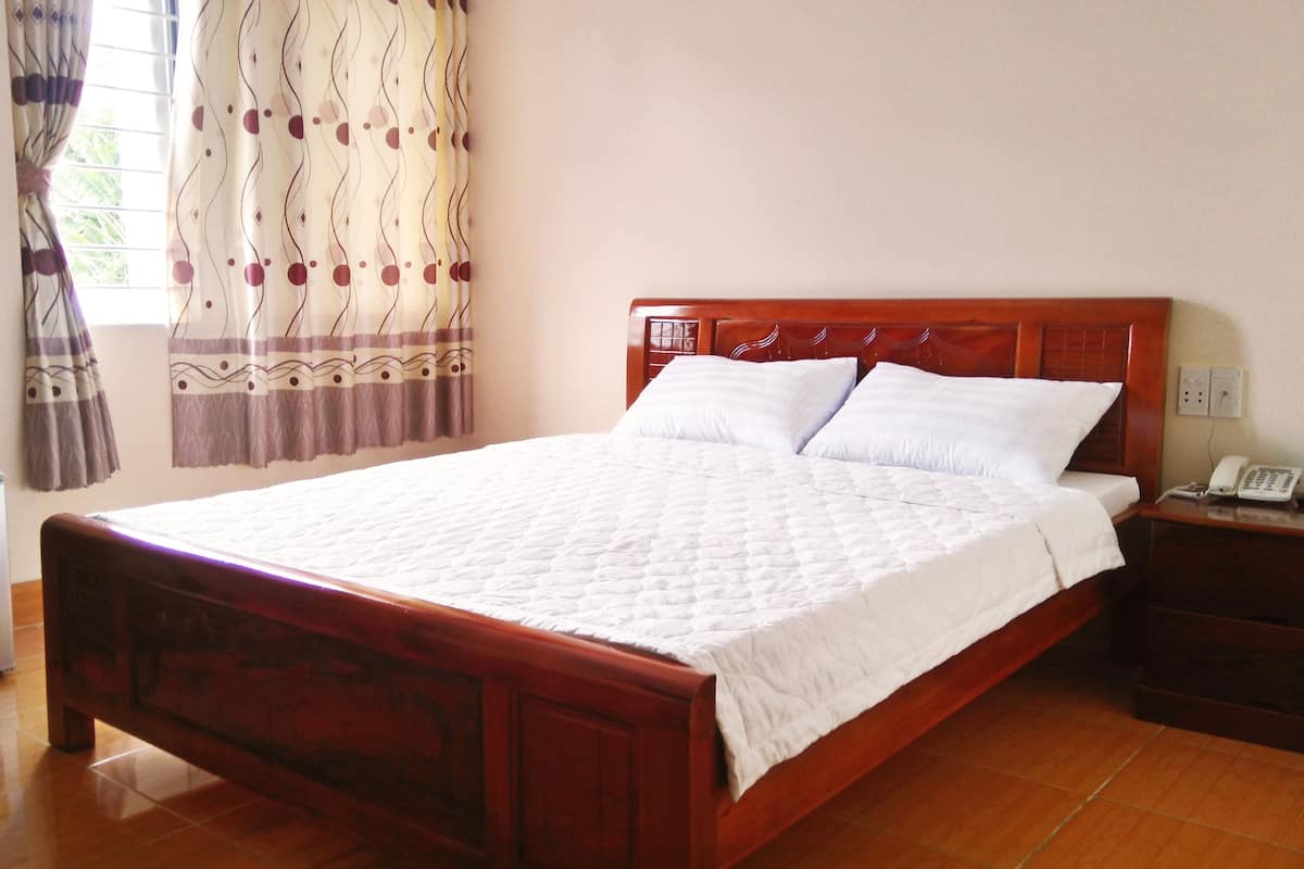 Quarto Duplo Básico | Minibar, cofre no quarto, secretária, cortinas/cortinados opacos