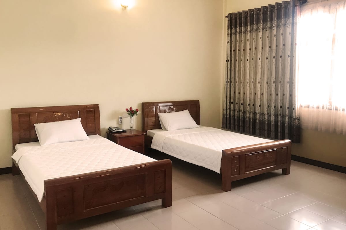 Quarto Duplo ou Twin Básico | Minibar, cofre no quarto, secretária, cortinas/cortinados opacos
