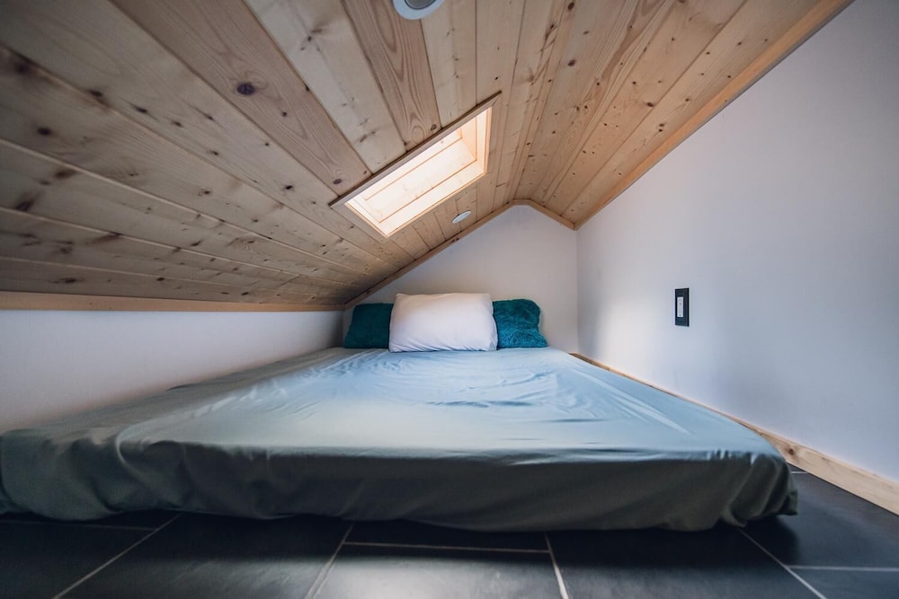 Cabin - Wood Nestled King Cabin Near Olympic National Park - Port Angeles, WA
