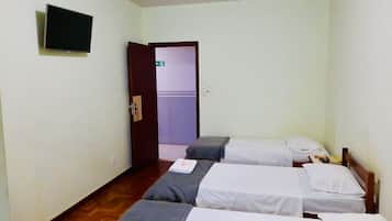 Quarto Triplo, 3 camas individuais | Secretária, Wi-fi grátis, roupa de cama fornecida