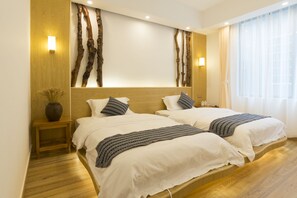 Quarto Twin Superior | Secretária, cortinas/cortinados opacos, ferro/tábua de engomar 