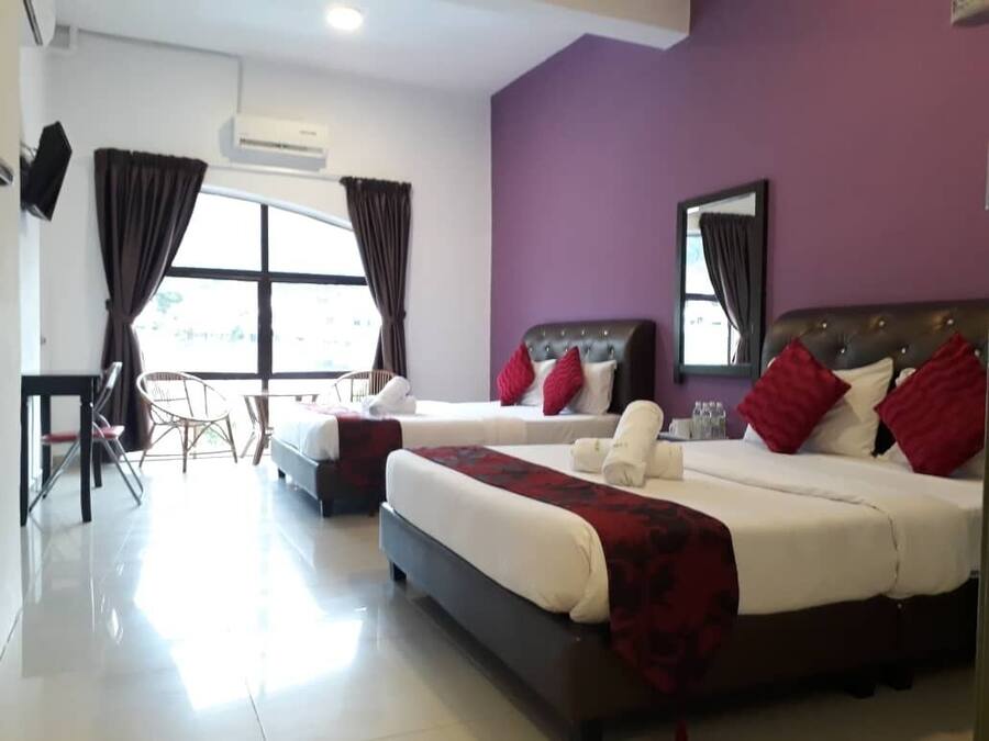 Quarto Familiar, varanda (With Window) | Secretária, cortinas/cortinados opacos, ferro/tábua de engomar