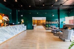 Área de estar no saguão