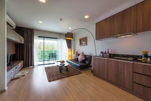 Suíte estúdio júnior | Área de estar | TV LCD 32 polegadas com canais a cabo, TV