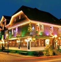 Fachada da propriedade à noite