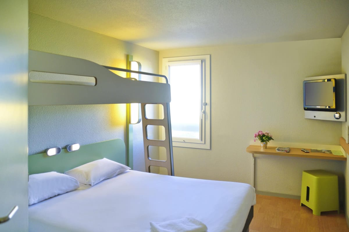 Quarto Triplo, várias camas | Secretária, Wi-fi grátis, roupa de cama fornecida