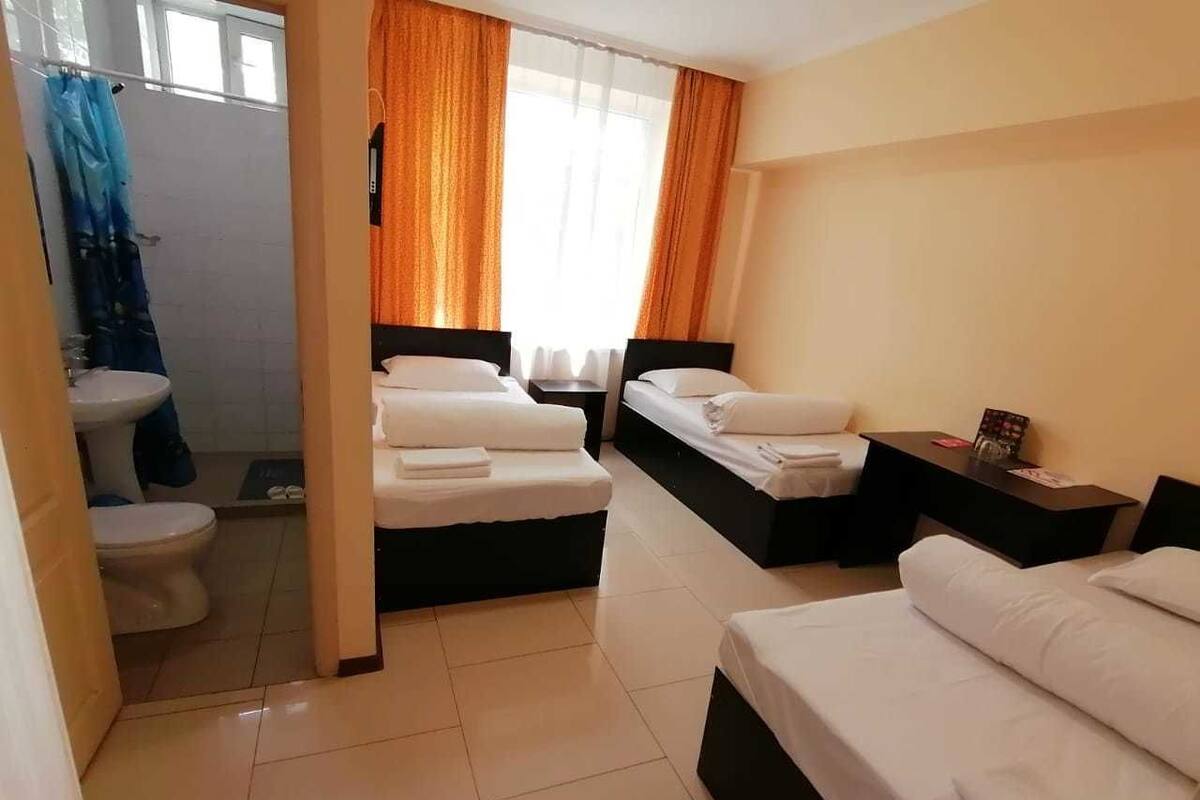 Quarto Triplo Económico | Ferro/tábua de engomar, berços/camas para crianças, Wi-fi grátis