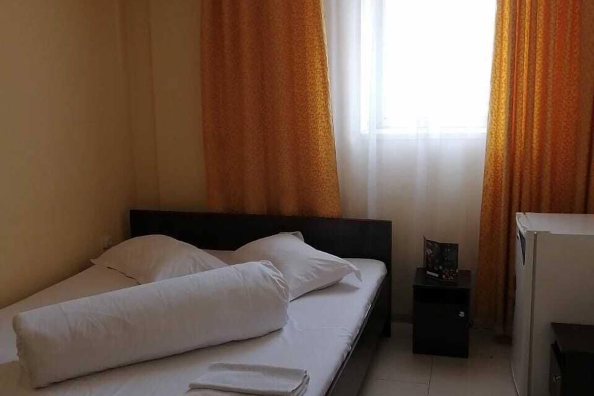Quarto Duplo Económico | Ferro/tábua de engomar, berços/camas para crianças, Wi-fi grátis