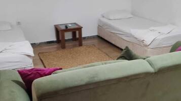 Apartamento família | Área de estar | TV LCD