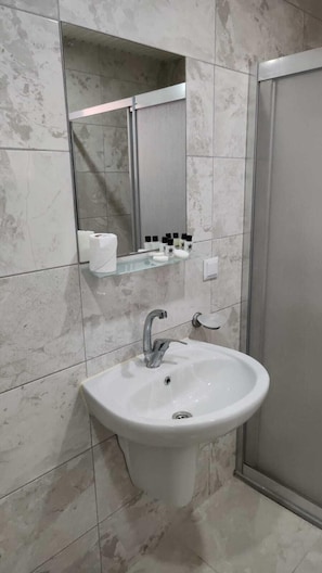 Apartamento família | Banheiro | Chuveiro, ducha de hidromassagem, produtos de toalete grátis 