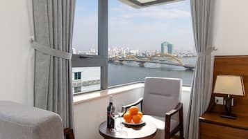 Quarto Triplo Executivo, vista para o rio | Sala de estar | Televisor de ecrã plano de 21 polegadas com canais via satélite