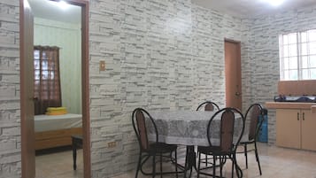Um frigorífico no espaço comum, um micro-ondas no espaço comum