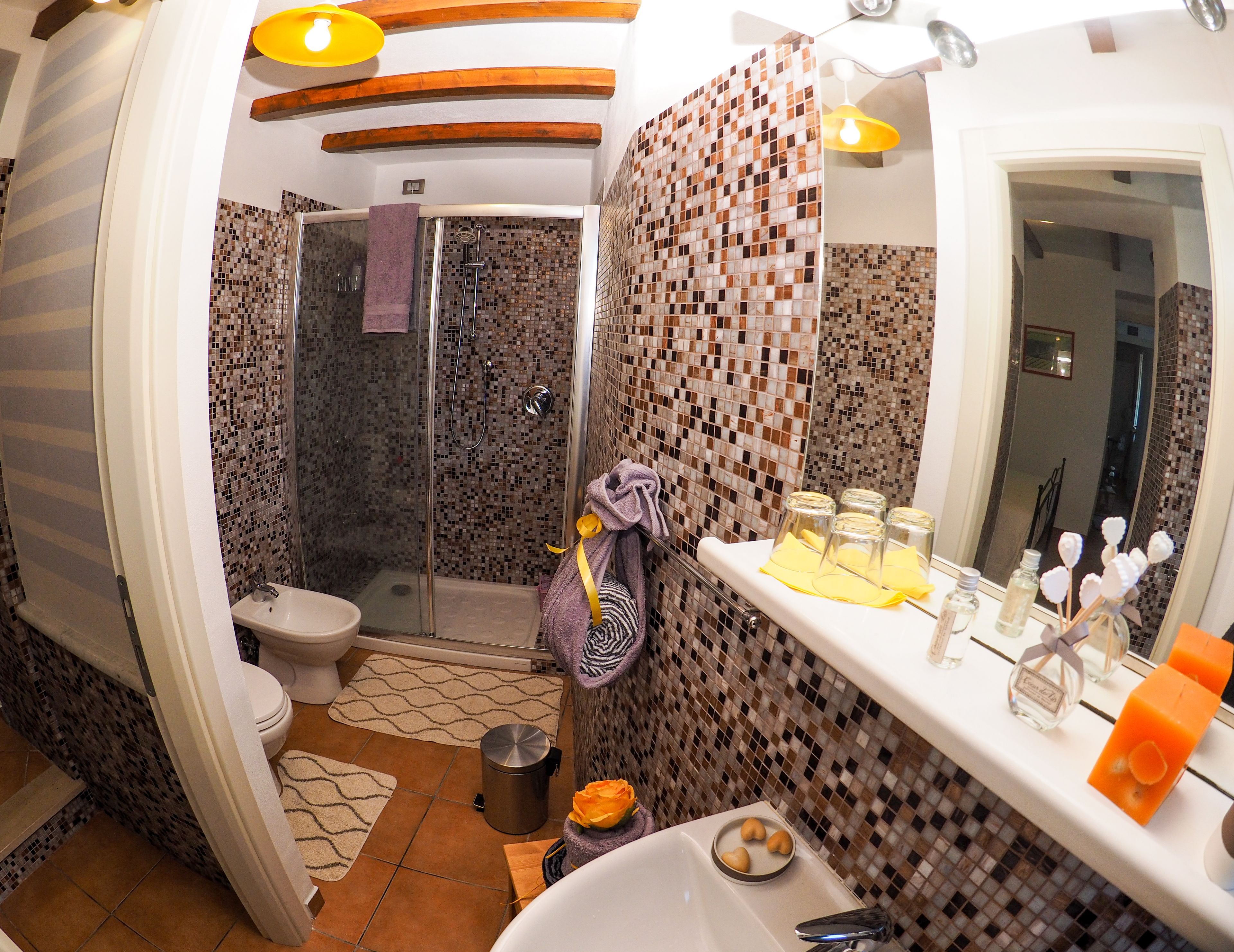 Quarto casal, vista para o jardim | Banheiro | Chuveiro com efeito de chuva, produtos de toalete grátis
