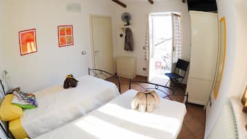 Suite, 2 quartos, varanda | Edredões de penas, com decoração personalizada, ferro/tábua de engomar