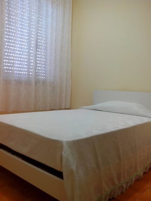 Quarto Individual, não fumadores | Cofre no quarto, secretária, berços/camas para crianças grátis 