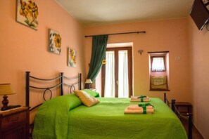 Roupas de cama premium, frigobar, escrivaninha, berço de viagem