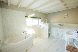 Quarto Quádruplo Familiar (Balzac) | Casa de banho | Um polibã, um chuveiro fixo, um secador de cabelo, toalhas fornecidas 