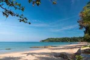 Na praia, praia de areia branca, toldos de praia gratuitos 