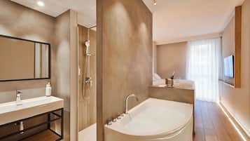 Double Deluxe with Jacuzzi | Banheiro | Produtos de toalete grátis, toalhas de banho