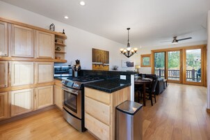 Casa geminada, 3 quartos | Cozinha privada | Geladeira, micro-ondas, fogão, lava-louças