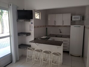 Quarto quádruplo, várias camas, para não fumantes | Cozinha americana privada | Geladeira grande, fogão, cooktop, talheres/pratos/utensílios de cozinha