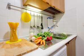 Piazza dei Satiri Studio | Cozinha americana privada | Geladeira, micro-ondas, cafeteira/chaleira, chaleira elétrica