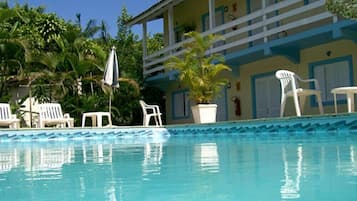 Piscina exterior, guarda-sóis, espreguiçadeiras