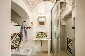 Quarto Duplo Executivo, 1 cama queen-size | Casa de banho | Um polibã, um chuveiro fixo, artigos de higiene pessoal grátis 