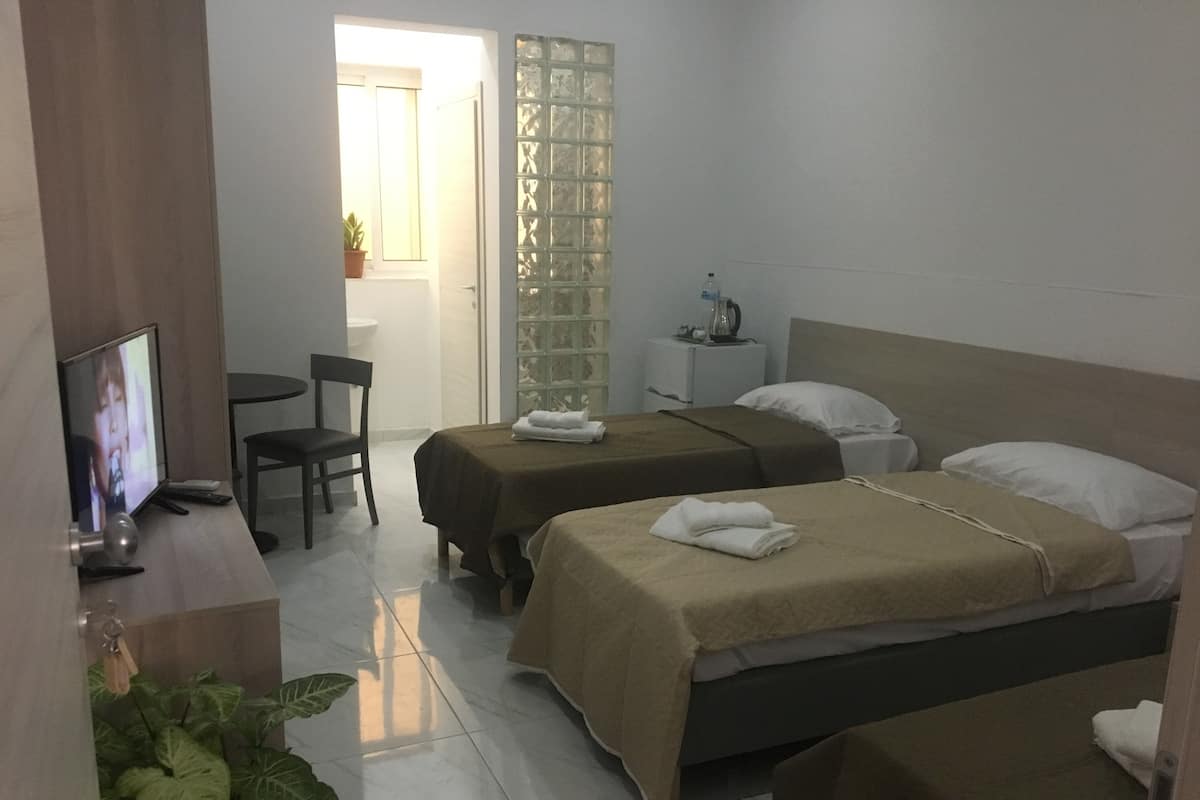 Quarto Triplo Standard | Minibar, quartos insonorizados, ferro/tábua de engomar