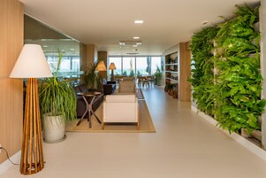 Área de estar no saguão