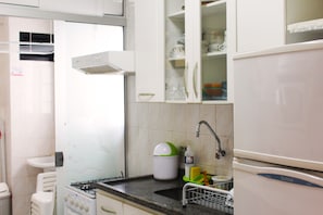Geladeira grande, micro-ondas, fogão, cooktop