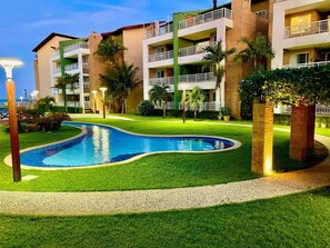 Apartamento standard, 3 quartos, vista para a piscina, no piso térreo | Piscina | 2 piscinas externas, funciona das 7h às 20h, barracas de cortesia