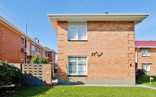 Clean Spacious Unit - Glenelg